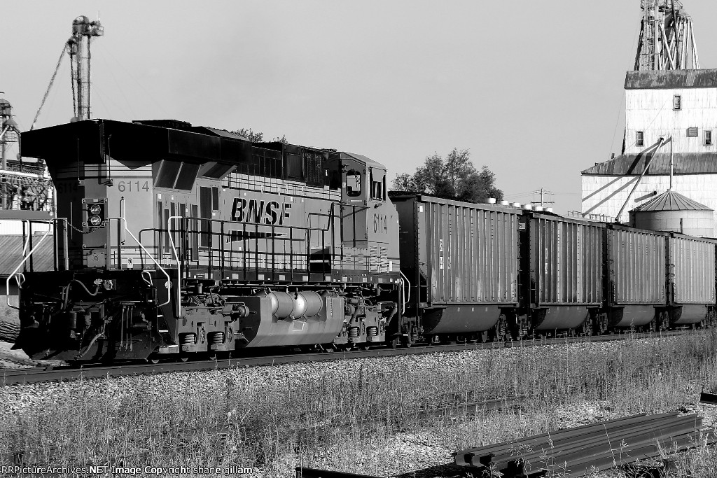 BNSF 6114 runs dpu.